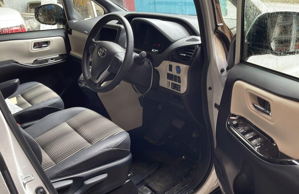 TOYOTA NOAH SI WXB II Hybrid - JPCarz
